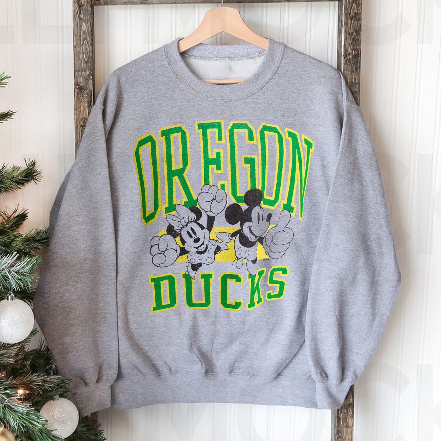 Mikey and Minnie Mouse Jumping with Oregon Ducks T-Shirt - Gift for ...